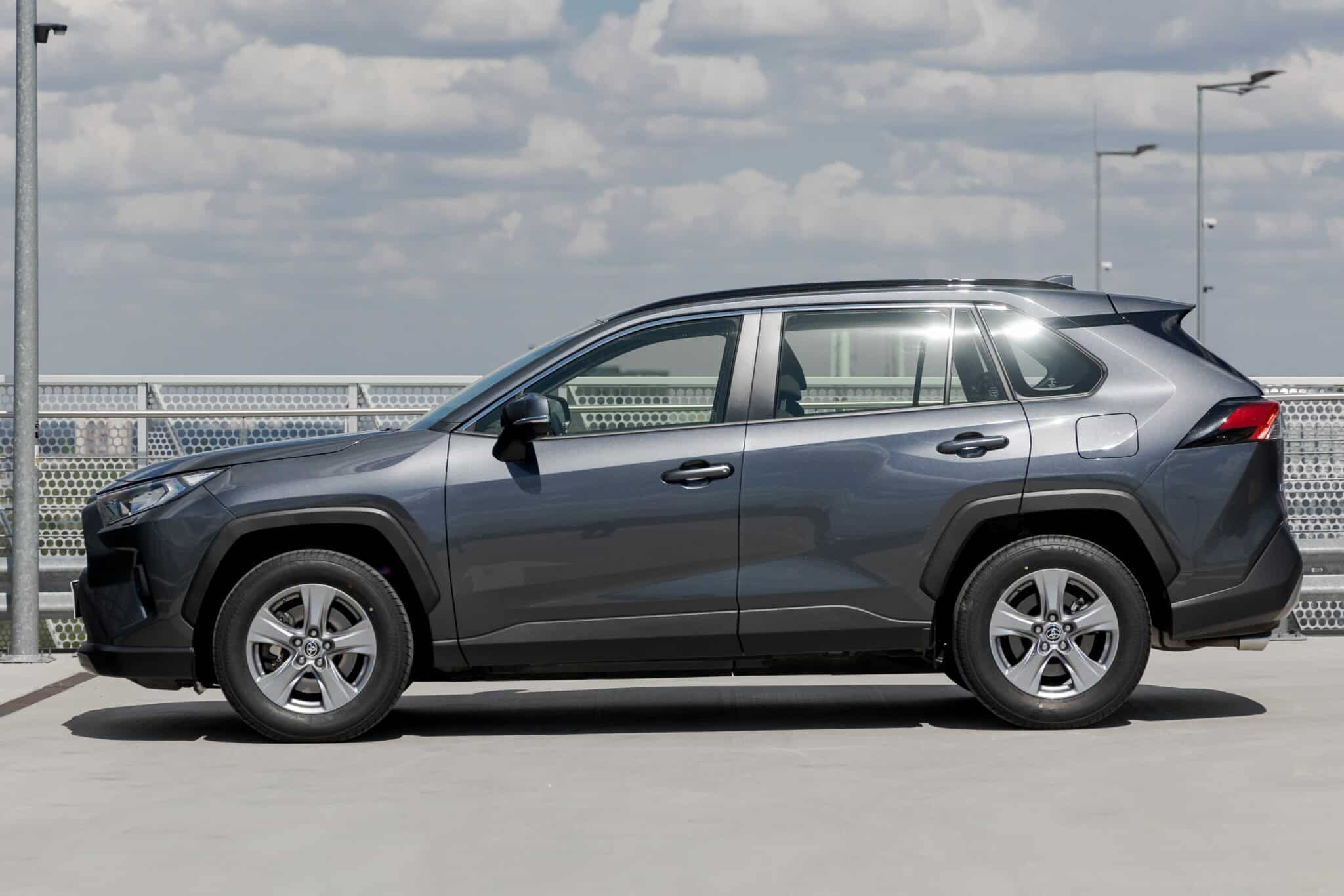 Toyota RAV4 AWD Luxury Metallic Grey – Hertz Lease